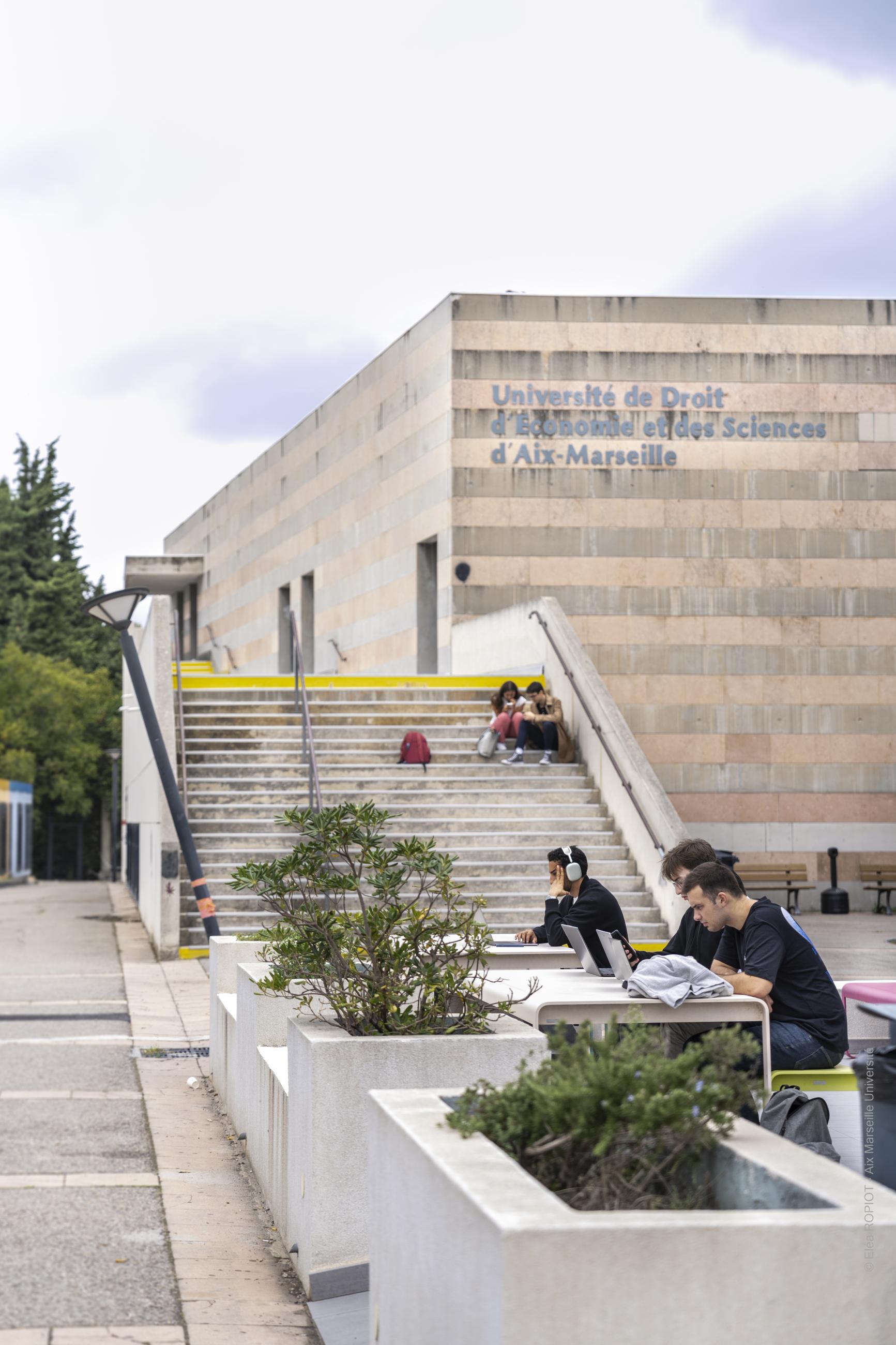 La faculté en bref | sciences.univ-amu.fr